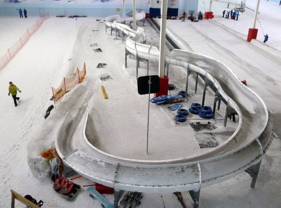 Indoor ski area Chill Factore – Manchester - Skiing Chill Factore ...